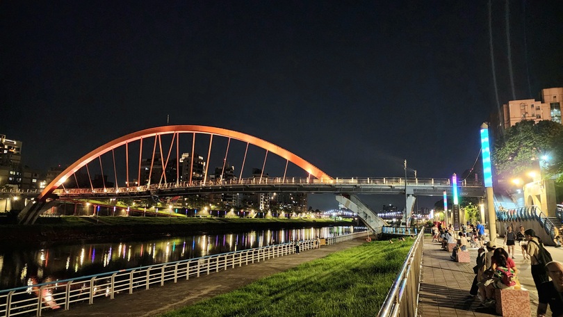 夜市饗宴(03) - 饒河街觀光夜市『彩虹橋、台北水舞嘉年華』錫口老街心旅行 ~|台北市景點|104高年級